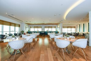 Pequenos-almoços, almoços, jantares servidos, cozinha internacional 