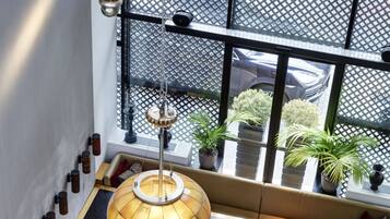 Pequeno-almoço tipo buffet diário (16 EUR por pessoa)