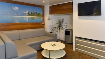 Yacht Apartment | Sala de estar | Televisor de ecrã plano de 40 cm com canais digitais, televisor