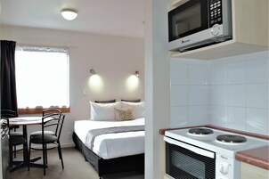 One Bedroom Unit | Cozinha privada | Geladeira, micro-ondas, cafeteira/chaleira, chaleira elétrica