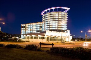 Fachada da propriedade à noite