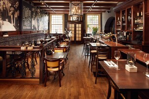 2 restaurantes, pequenos-almoços servidos 