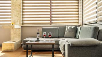 Quarto Duplo Deluxe, 1 cama king-size, vista para o mar | Sala de estar | Televisor LED, livros