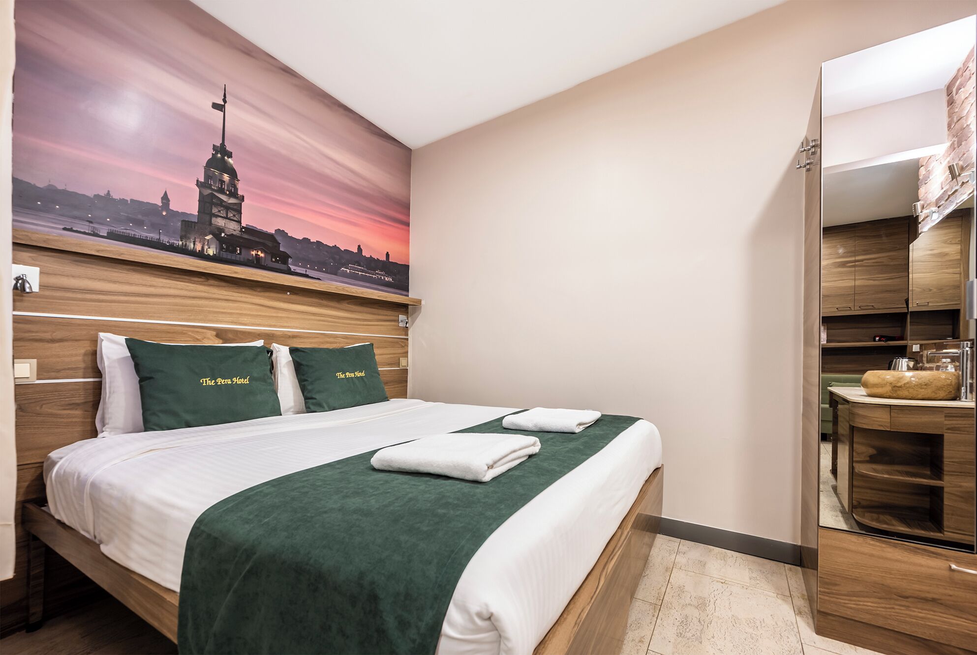 Quarto Económico | Roupa de alta qualidade, edredões de penas, minibar grátis 