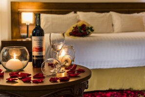 Quarto Duplo Standard | Edredões de penas, secretária, berços/camas para crianças grátis 