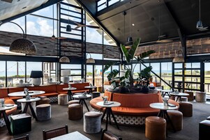 Almoços e jantares servidos, com vista para o oceano 