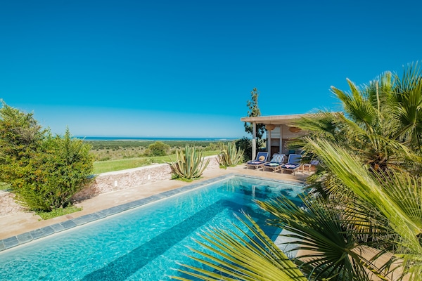 Piscina exterior, guarda-sóis, espreguiçadeiras