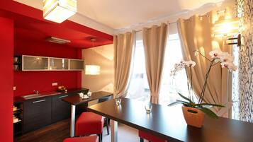 Apartamento Deluxe | Cozinha privada | Uma cafeteira/bule, uma chaleira elétrica