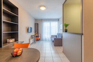 Apartamento, 1 quarto | Área de estar | TV de tela plana