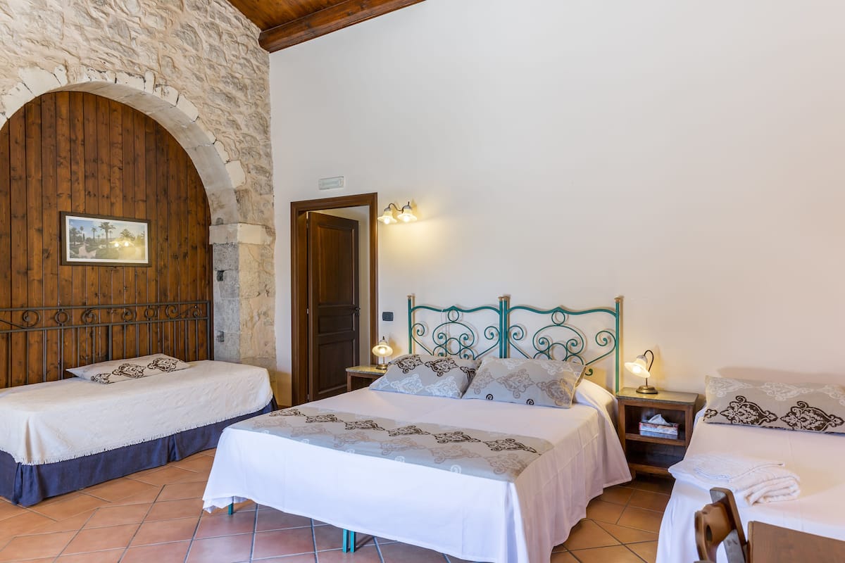 Quarto quádruplo | Roupas de cama premium, frigobar, cofres nos quartos, escrivaninha