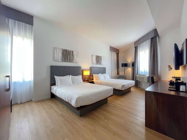 Quarto luxo, 2 camas Queen, para não fumantes (No Pets Allowed) | Individualmente mobiliados, escrivaninha