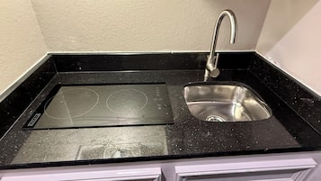 Um frigorífico, um micro-ondas, uma placa de cozinha