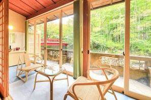 Edredons de pluma, cofres nos quartos, individualmente decorados