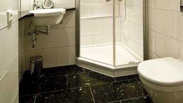 Um secador de cabelo, toalhas fornecidas