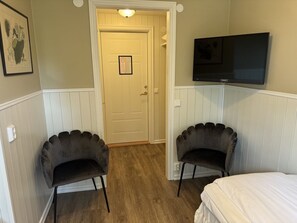 Quarto casal ou duplo básico | Individualmente decorados, ferros/tábuas de passar roupa