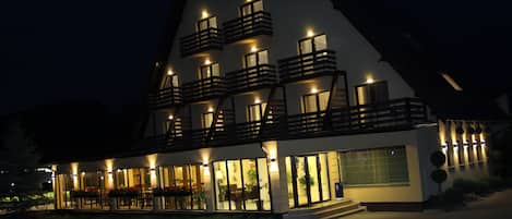 Fachada do alojamento (tarde/noite)