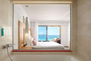 Diamond Suite Beachfront | Banheiro | Produtos de toalete biodegradáveis, secador de cabelo, chinelos, bidê