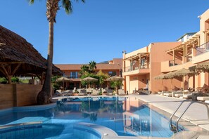 3 piscinas exteriores, guarda-sóis, espreguiçadeiras 