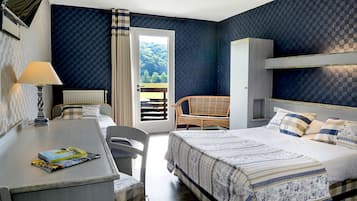 Quarto Duplo | Com decoração personalizada, secretária, cortinas/cortinados opacos