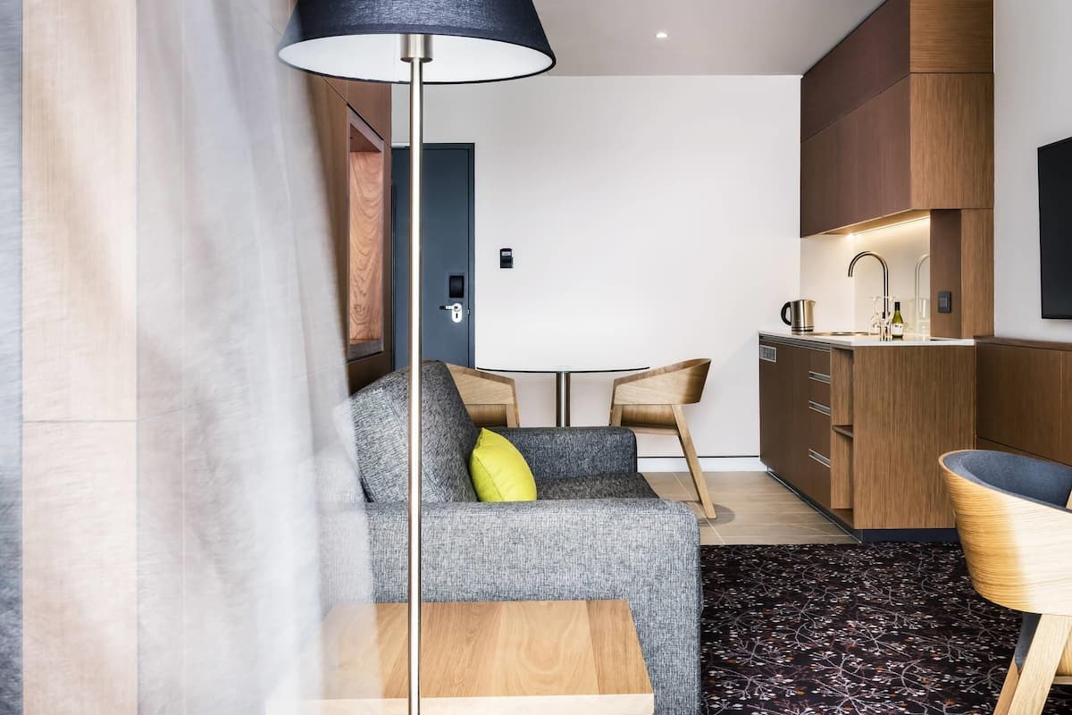 Suíte executiva, 1 cama King e sofá-cama | Roupas de cama de algodão egípcio, roupas de cama premium