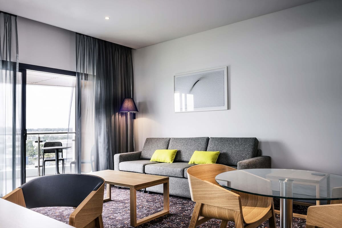 Apartamento luxo, 1 cama King | Roupas de cama de algodão egípcio, roupas de cama premium