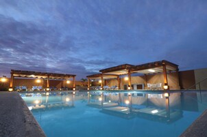 Piscina externa, funciona das 8h às 22h, guarda-sóis, espreguiçadeiras