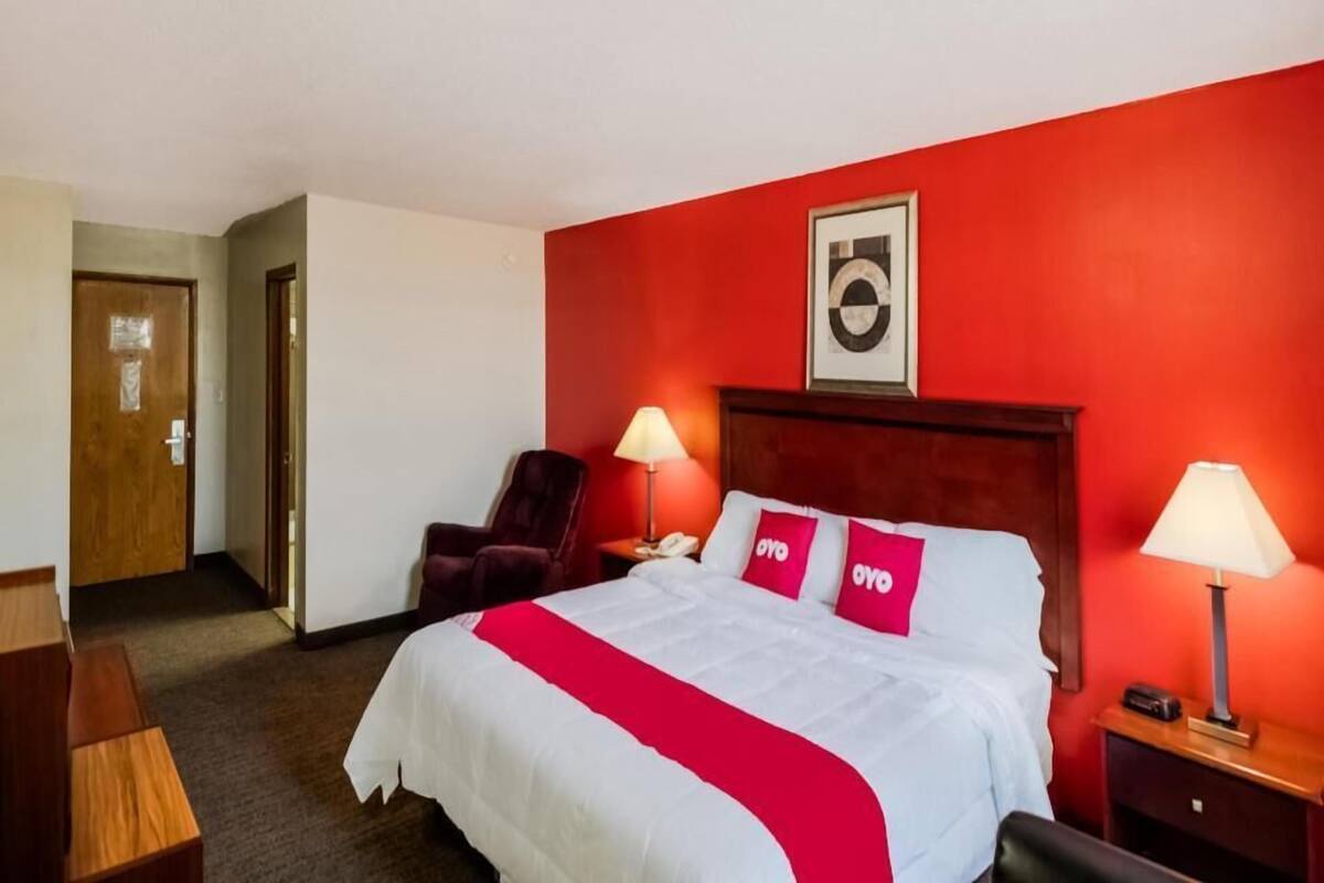 Secretária, ferro/tábua de engomar, camas desdobráveis/extra grátis