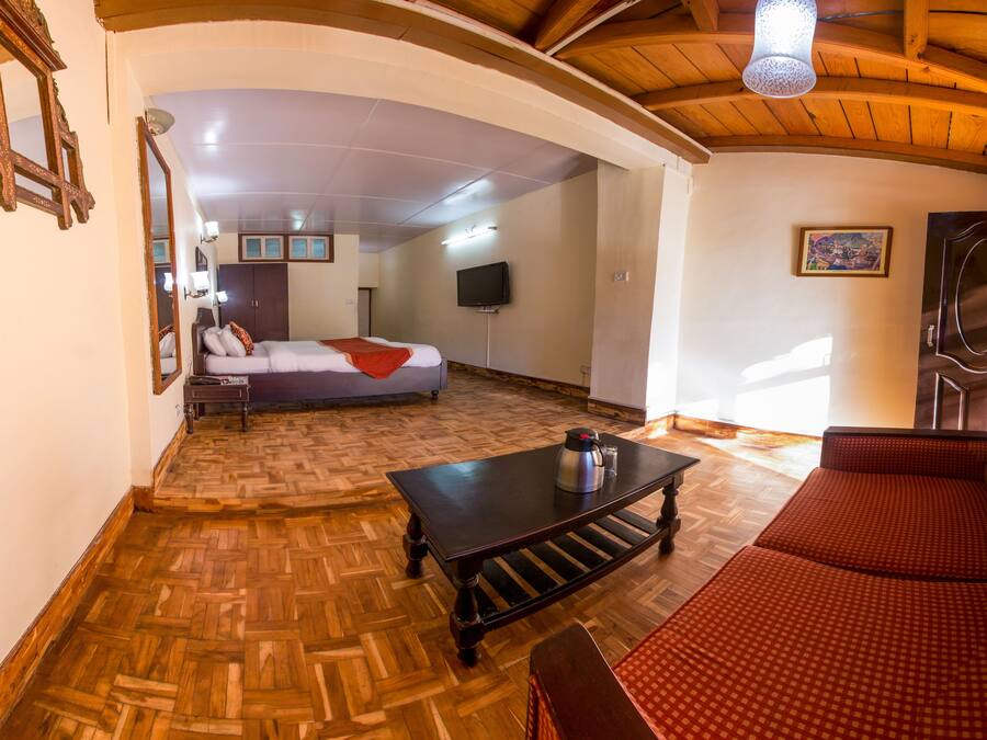 Quarto panorâmico, 1 cama King, sacada | Individualmente decorados, individualmente mobiliados