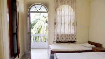 Quarto Standard (Non AC) | Secretária, cortinas/cortinados opacos, roupa de cama fornecida