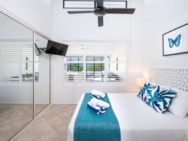 Apartamento, 2 quartos | Cofres nos quartos, ferros/tábuas de passar roupa, roupa de cama