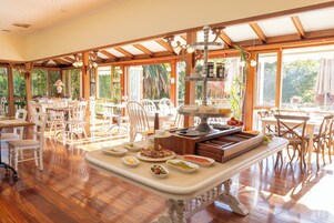 Serviço de café da manhã, local e internacional, vistas para o jardim 