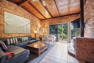 Chalé família, 2 quartos, terraço, vista para o parque | Área de estar | TV de tela plana 42 polegadas com canais a cabo, TV, DVD player