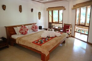 Quarto Familiar (Deluxe) | Minibar, cofre no quarto, secretária, cortinas/cortinados opacos 