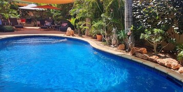 Piscina exterior, espreguiçadeiras 