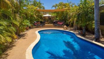 Piscina exterior, espreguiçadeiras