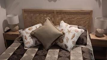 Quarto Duplo | Secretária, Wi-fi grátis, roupa de cama fornecida