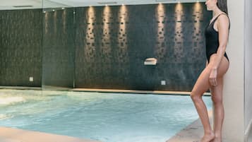 Piscina interna, funciona das 14h às 20h30, espreguiçadeiras