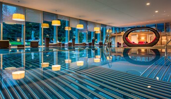 Piscina interior, espreguiçadeiras 