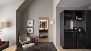 Suite, 1 quarto (Summit) | Kitchenette privada | Uma máquina de café expresso, uma cafeteira/bule, um frigorífico
