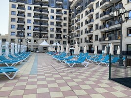 Terraço com espreguiçadeiras