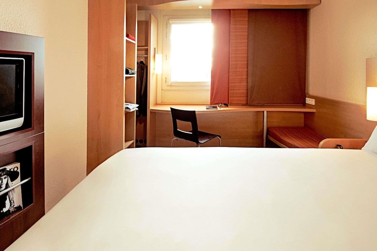 Quarto casal standard, 1 cama de casal, para não fumantes | Cofres nos quartos, escrivaninha, quartos à prova de som