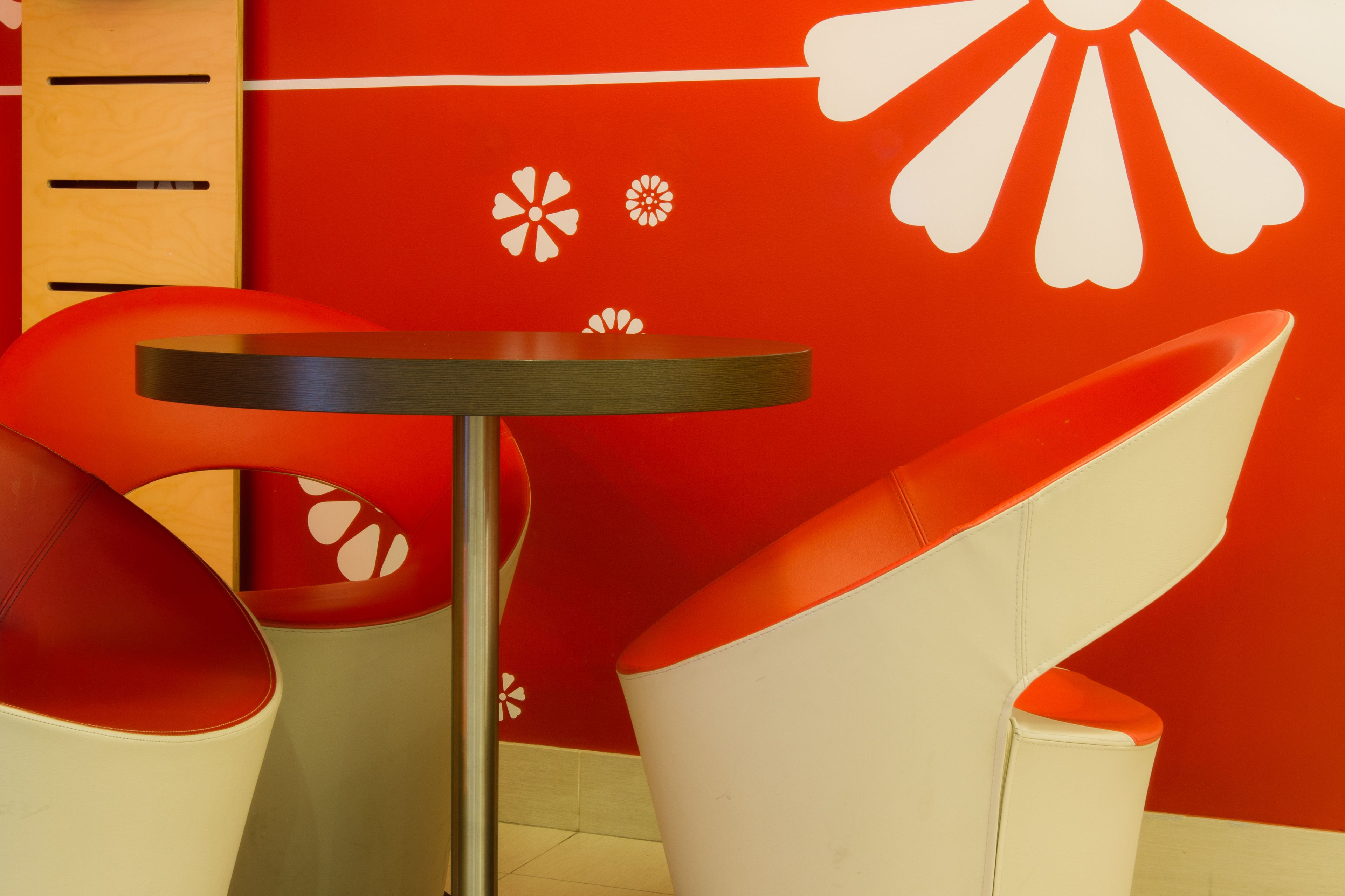 Um interior moderno com uma mesa redonda e duas cadeiras de design exclusivo.