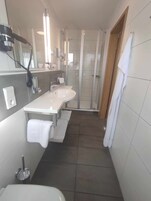 Quarto casal | Banheiro | Chuveiro, secador de cabelo, toalhas de banho 