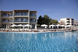 Piscina interior, 2 piscinas exteriores, guarda-sóis, espreguiçadeiras 