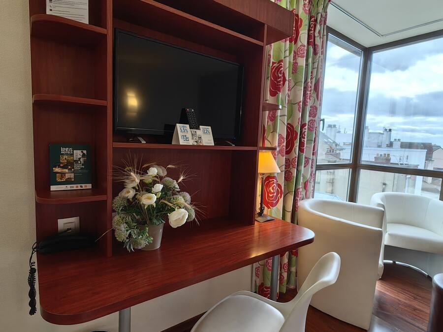 Quarto casal (Prestige) | Área de estar | TV de tela plana 22 polegadas com canais digitais, TV