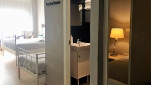 Quarto quádruplo superior, 1 quarto | Banheiro | Chuveiro, chuveiro com efeito de chuva, produtos de toalete grátis 