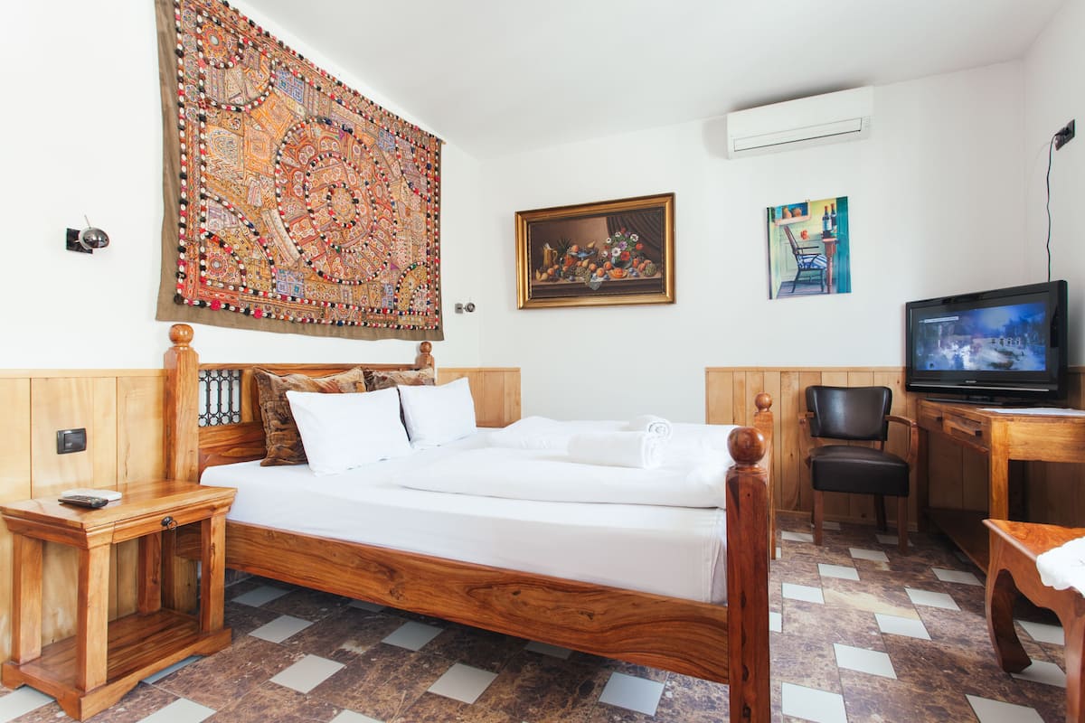 Quarto triplo clássico | Cofres nos quartos, individualmente decorados, escrivaninha