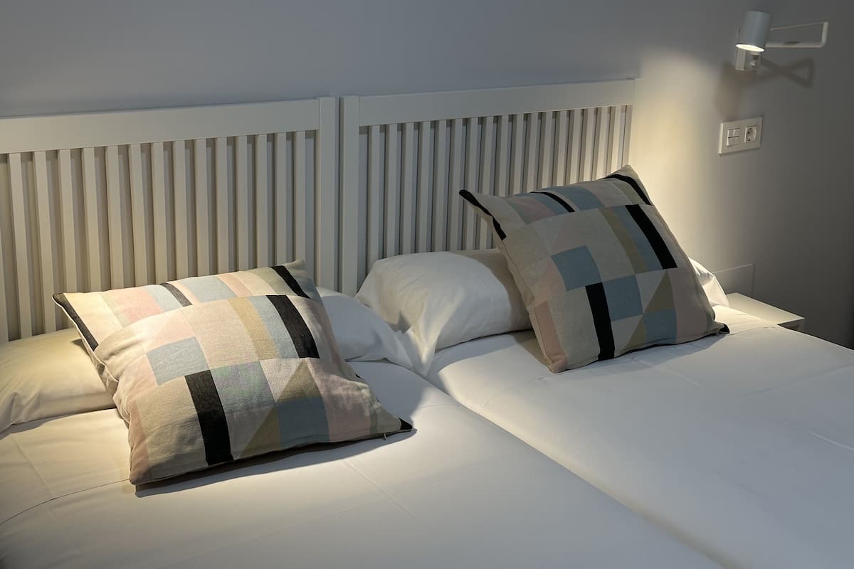 Camas Select Comfort, frigobar, cofres nos quartos, escrivaninha
