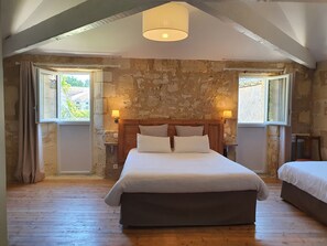 Quarto triplo | Escrivaninha, Wi-Fi de cortesia, roupa de cama