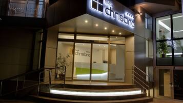 Fachada do alojamento (tarde/noite)